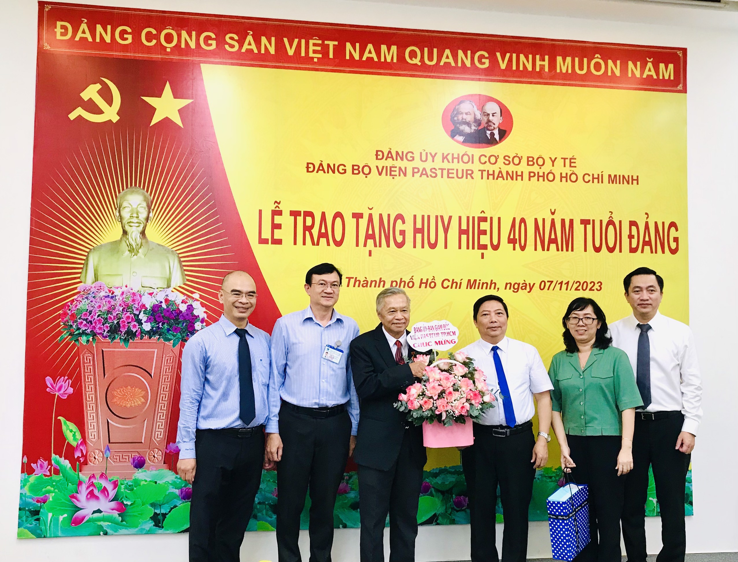 LỄ TRAO TẶNG HUY HIỆU 40 NĂM TUỔI ĐẢNG CHO ĐỒNG CHÍ TRẦN NGỌC HỮU | Viện Pasteur TP.HCM | Phục ...
